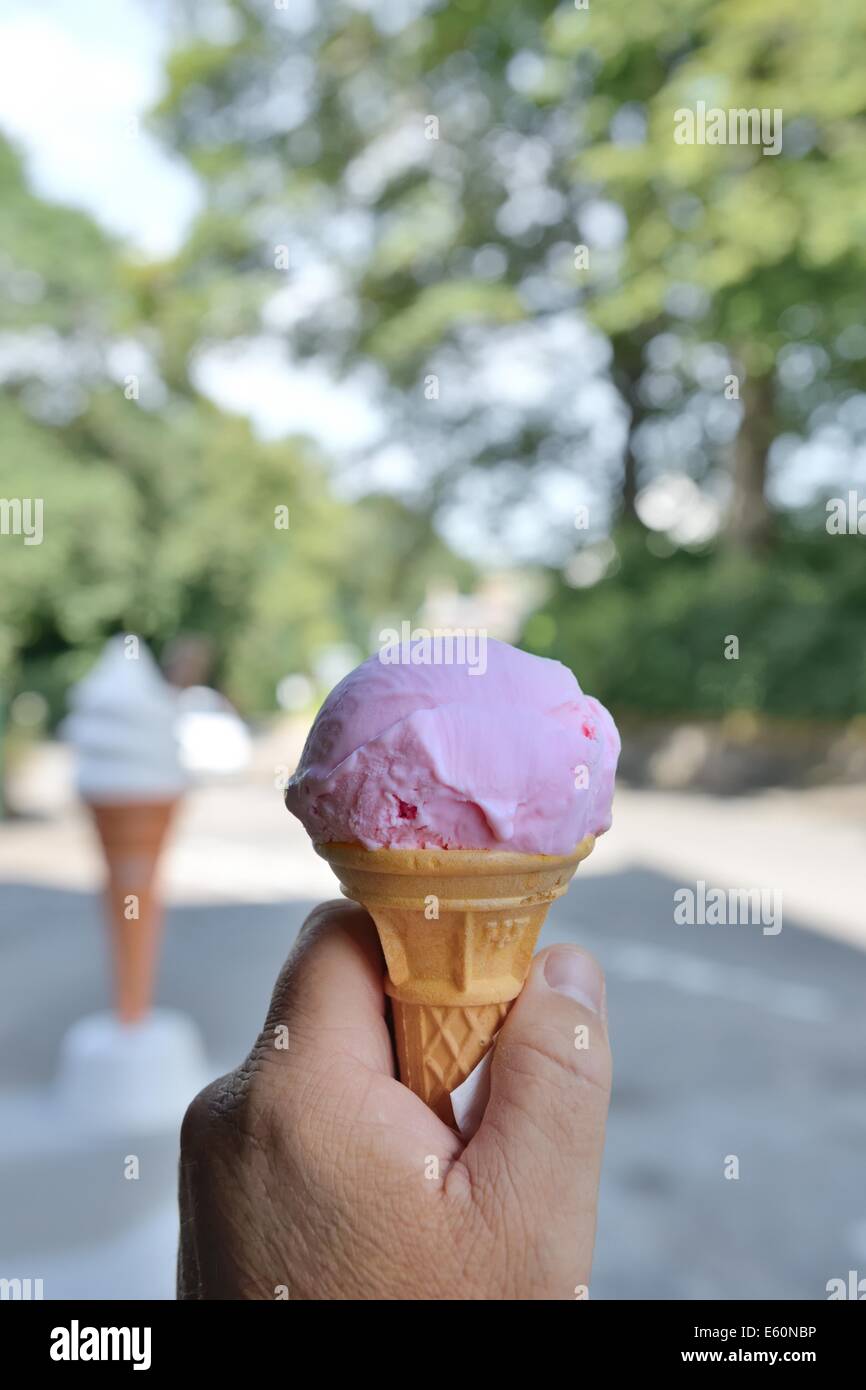 Strawberry ice cream cone hi-res stock photography and images - Alamy