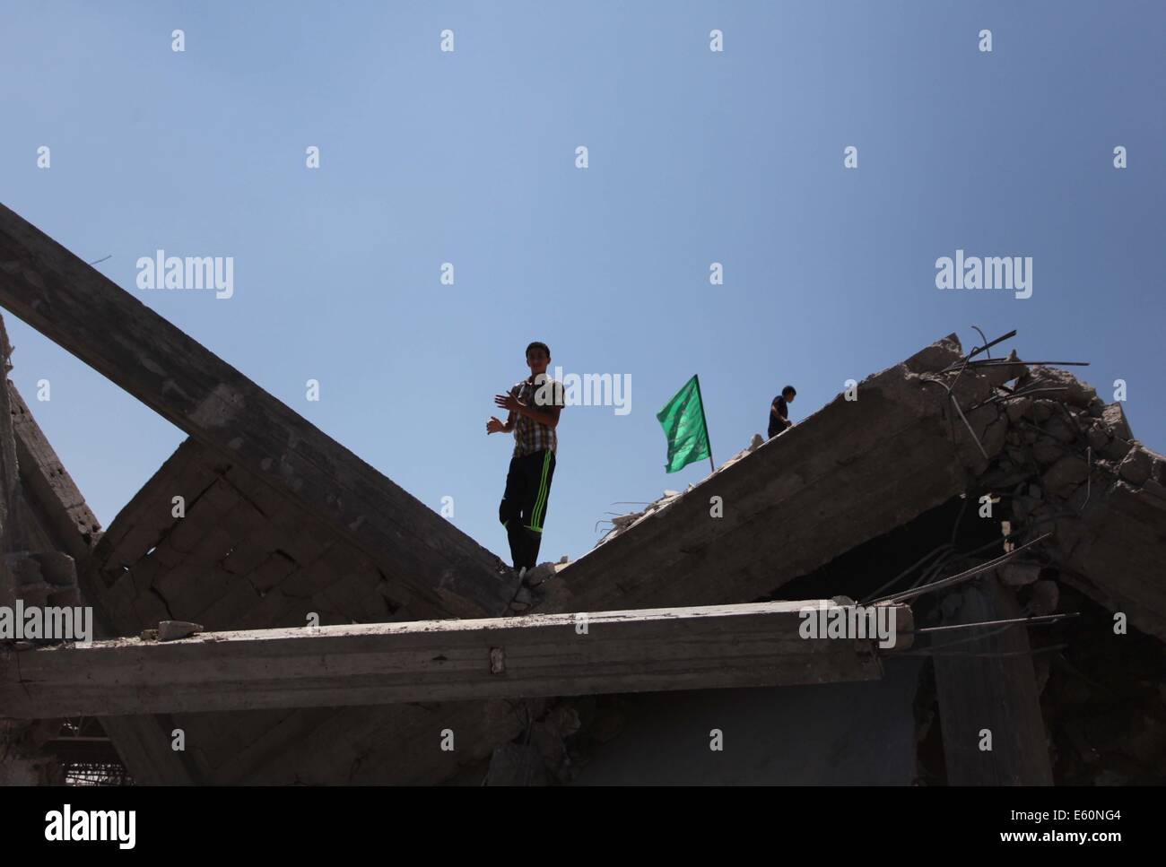 Nuseirat, Gaza Strip. 10th Aug, 2014. Palestinians inspect the remains ...