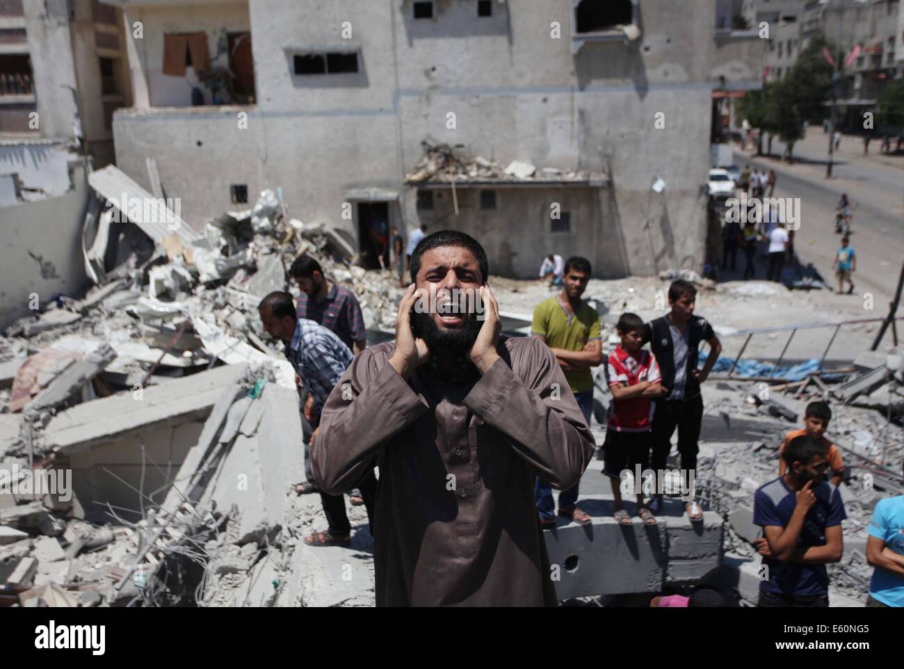 Nuseirat, Gaza Strip. 10th Aug, 2014. A Palestinian muezzin ''caller of ...