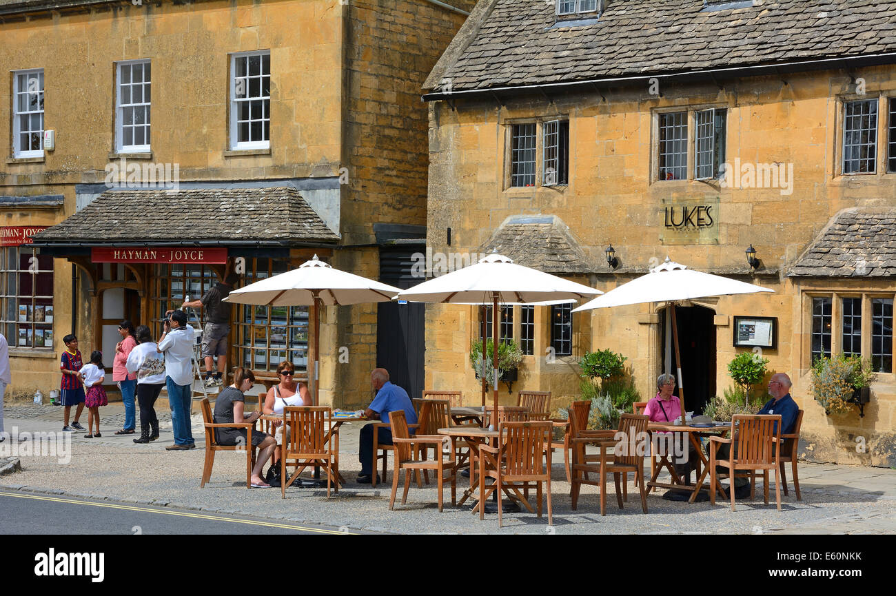 PAVEMENT CAFÉ IN BROADWAY. WORCESTERSHIRE. ENGLAND. UK Stock Photo - Alamy
