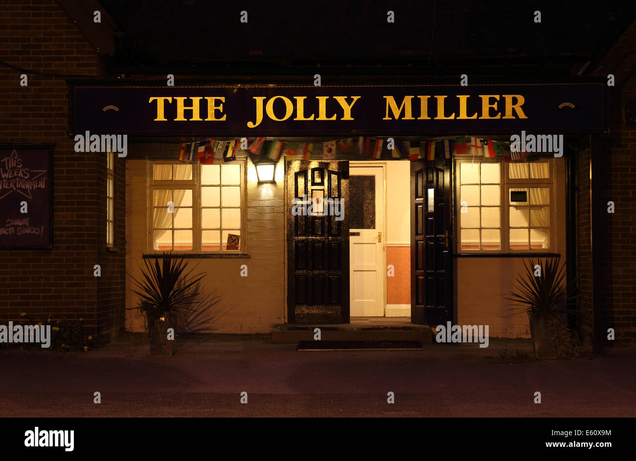 Pub door night uk hi-res stock photography and images - Alamy