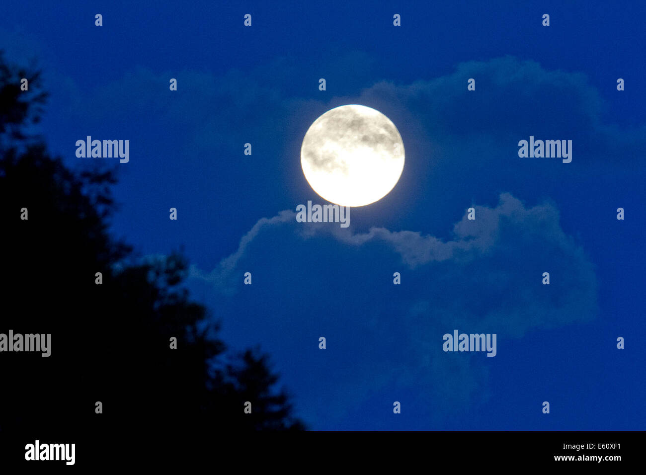 Full moon over london night sky hi-res stock photography and images - Alamy