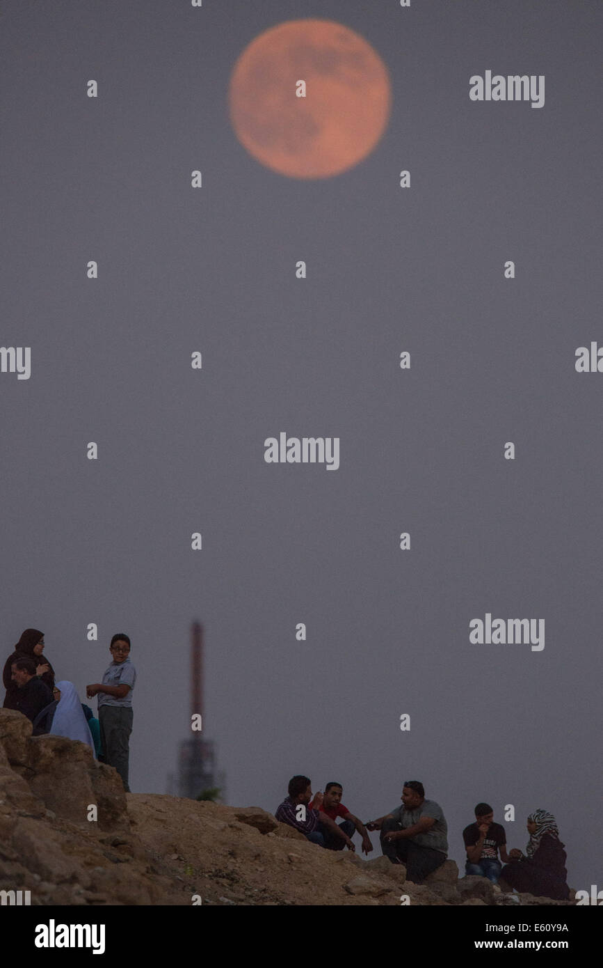 Cairo, Egypt. 10th Aug, 2014. Egyptians talk on top of a hill when the ...