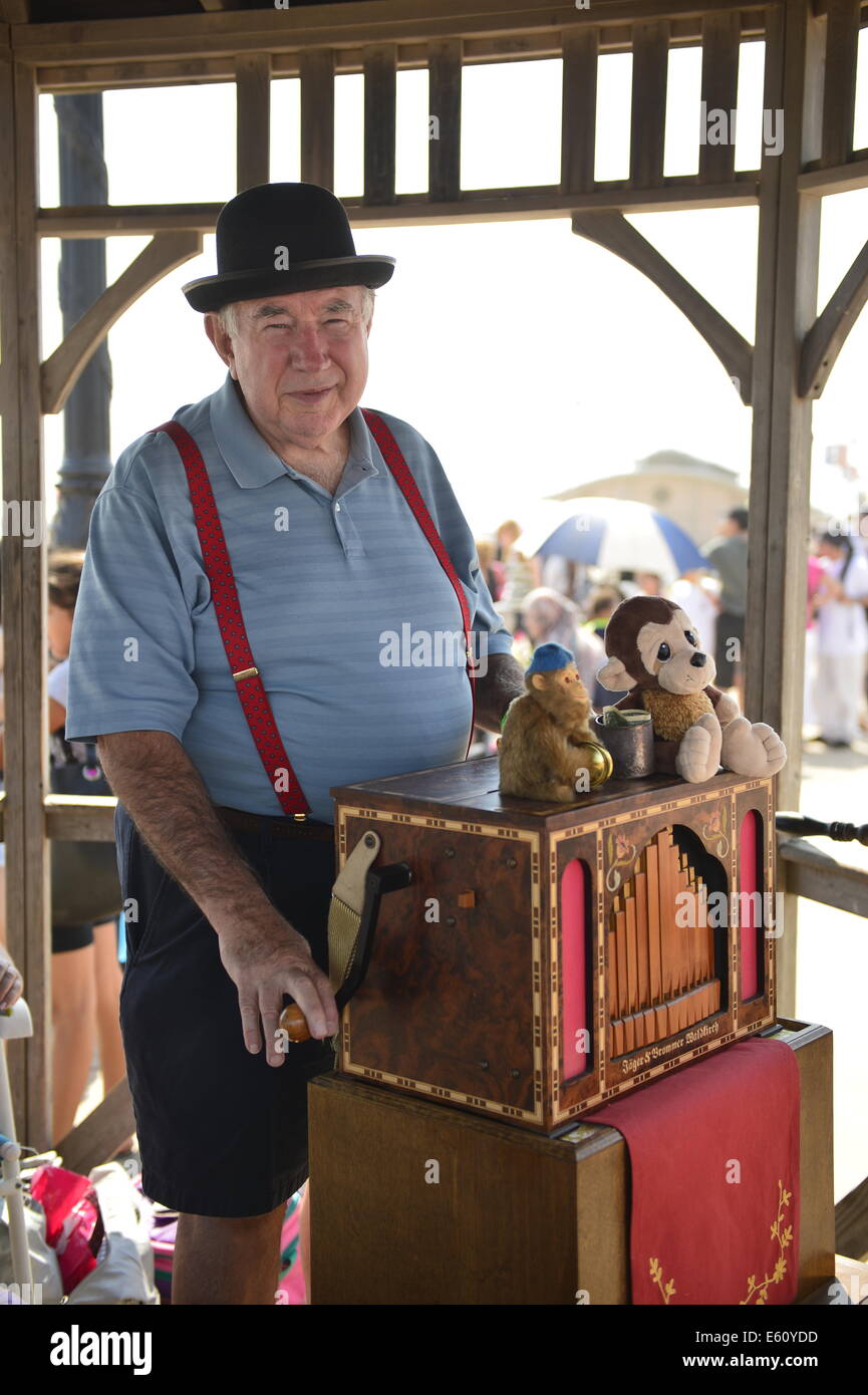 Organ grinders with monkeys hi-res stock photography and images - Alamy