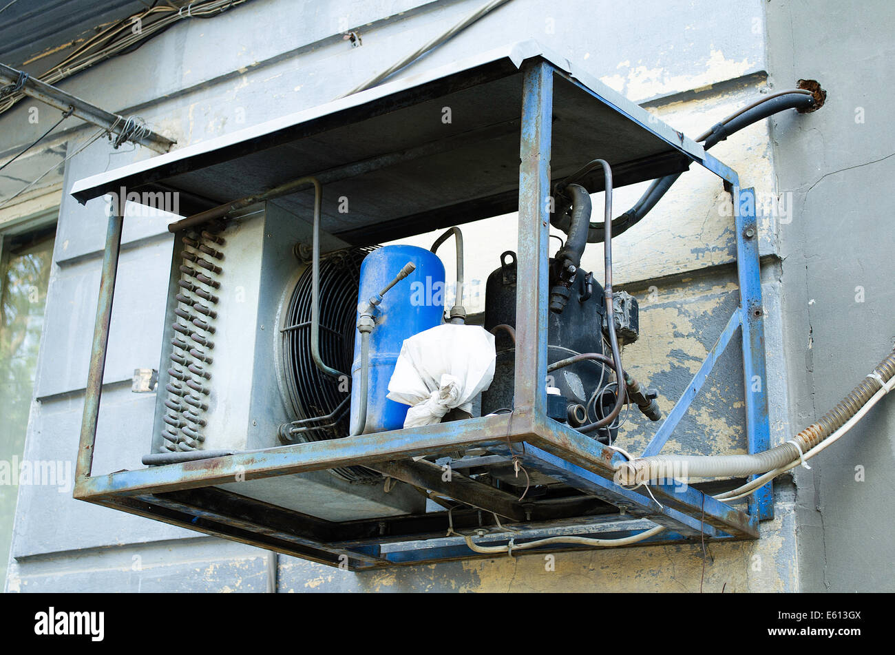 Air conditioning unit working hi-res stock photography and images - Alamy