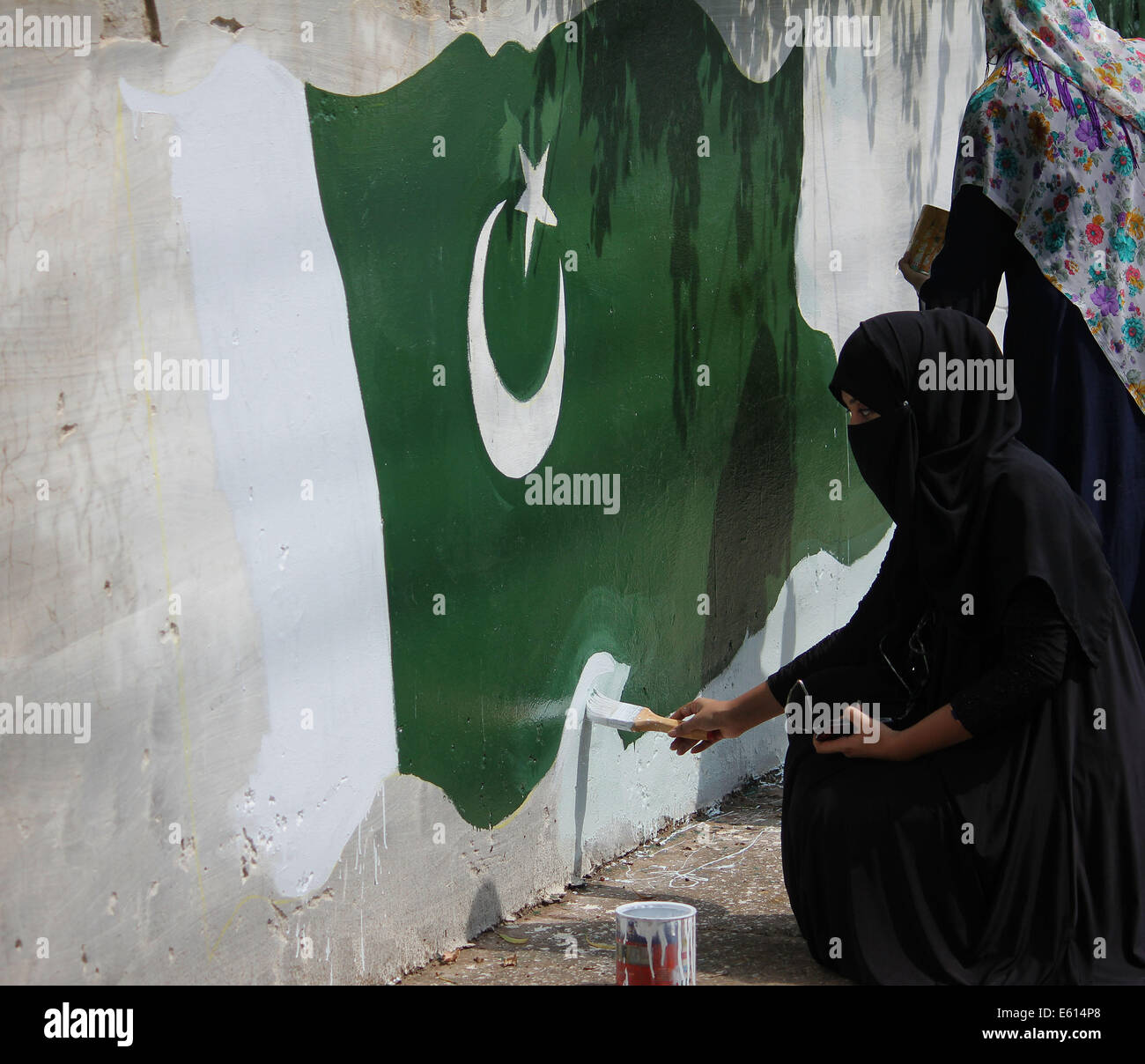 Pakistani Fine Art students of Punjab University paint the Pakistan's ...