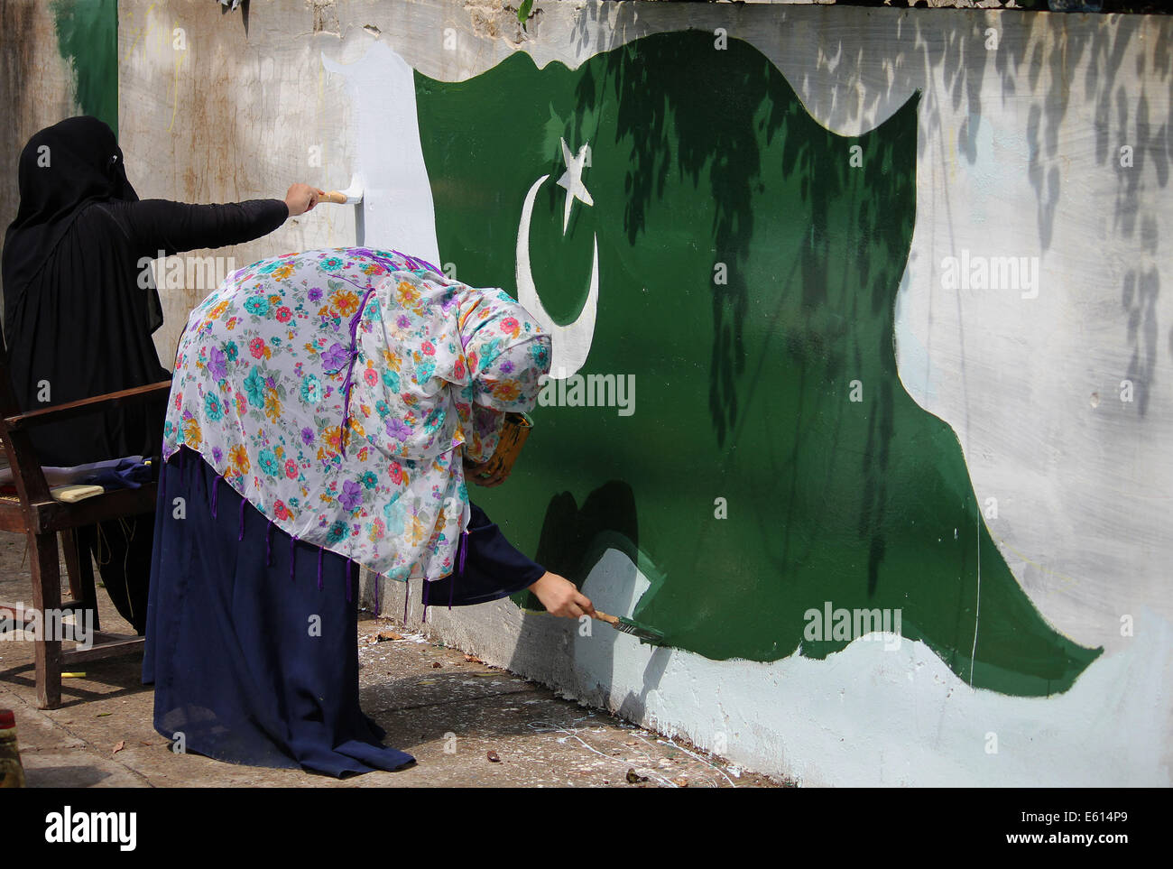 Pakistani Fine Art students of Punjab University paint the Pakistan's ...