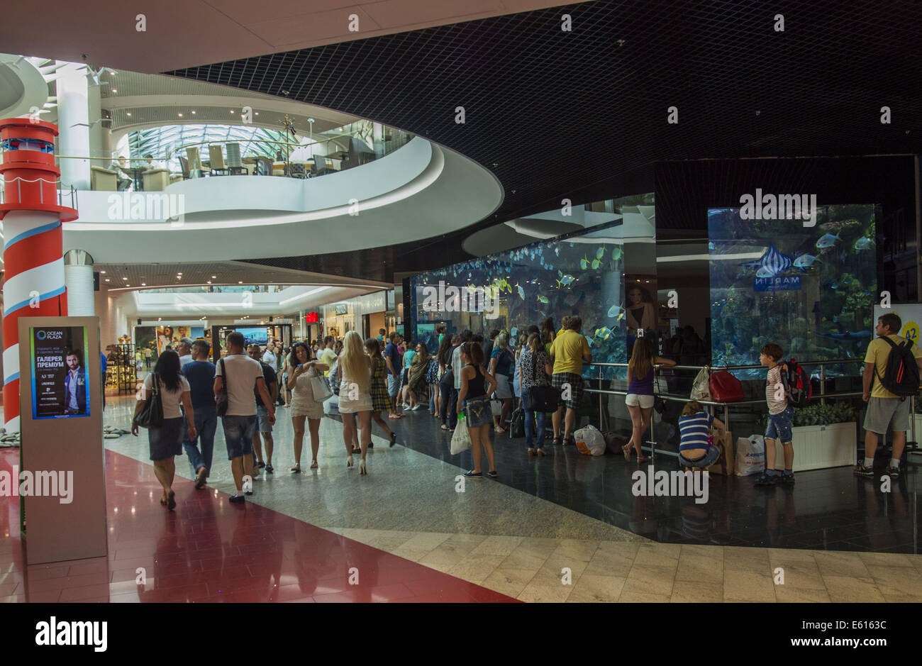 People ocean plaza shopping mall hi-res stock photography and images ...