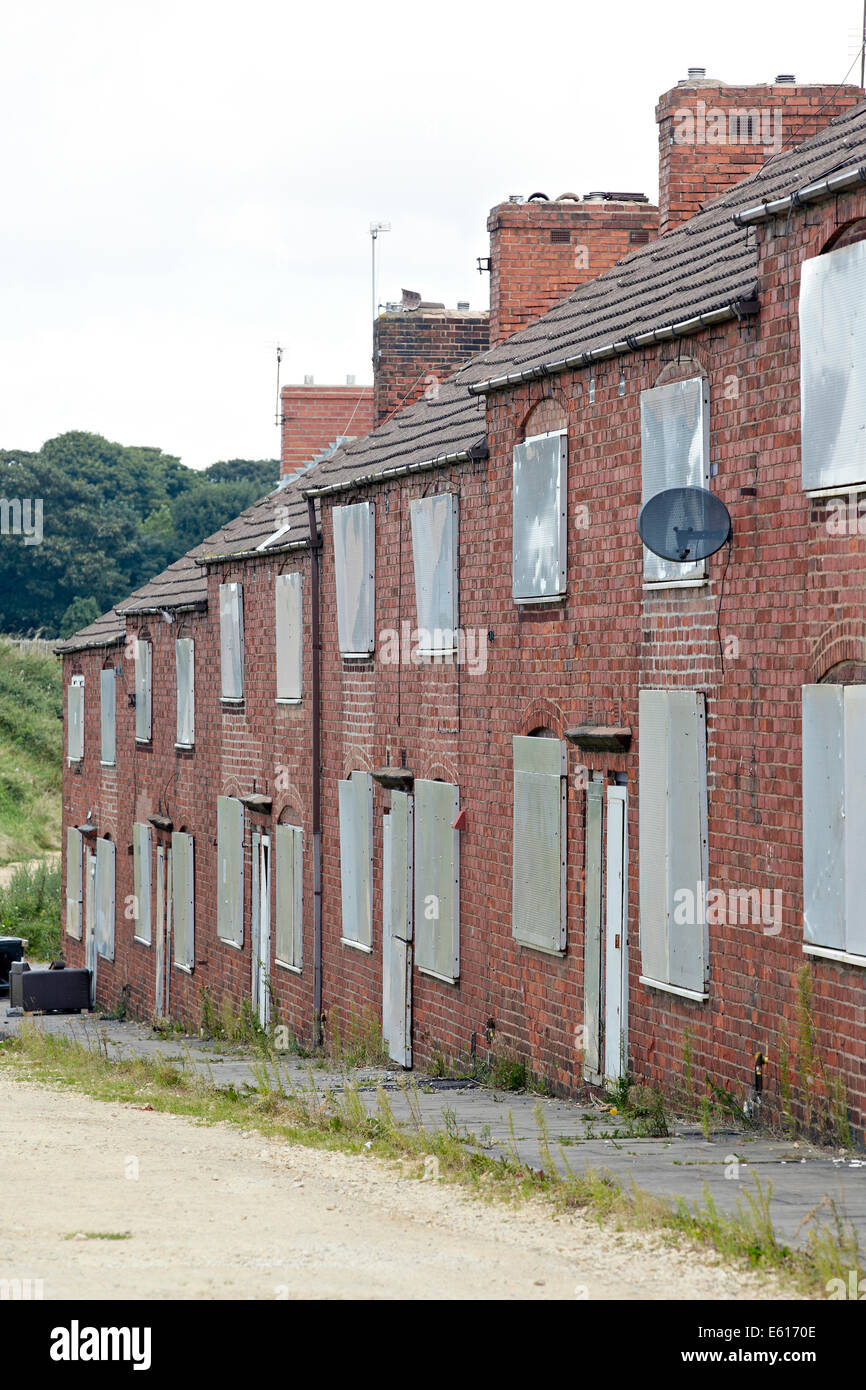 Boarded up terrace house hi-res stock photography and images - Alamy