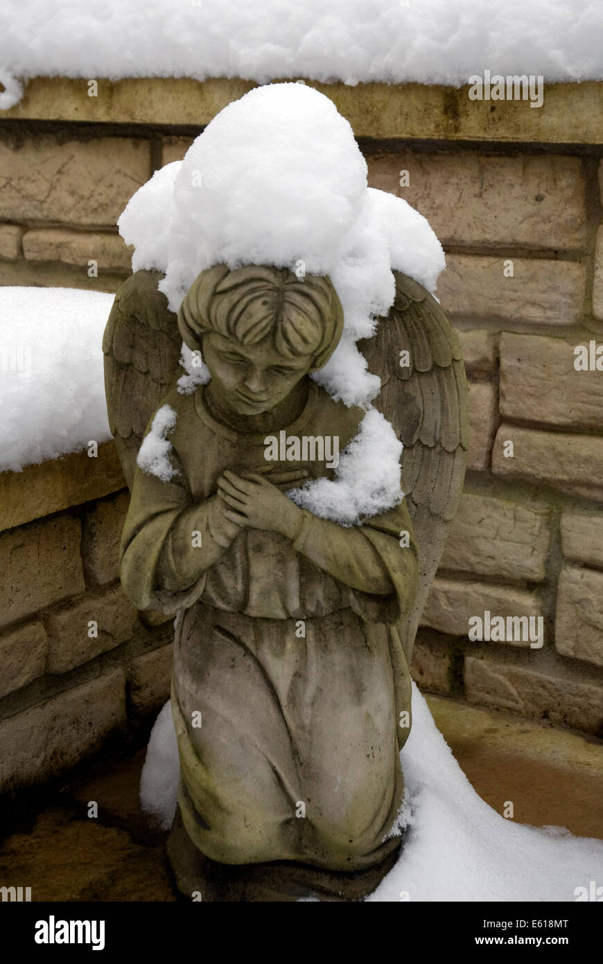 Snow angel statue back hi-res stock photography and images - Alamy