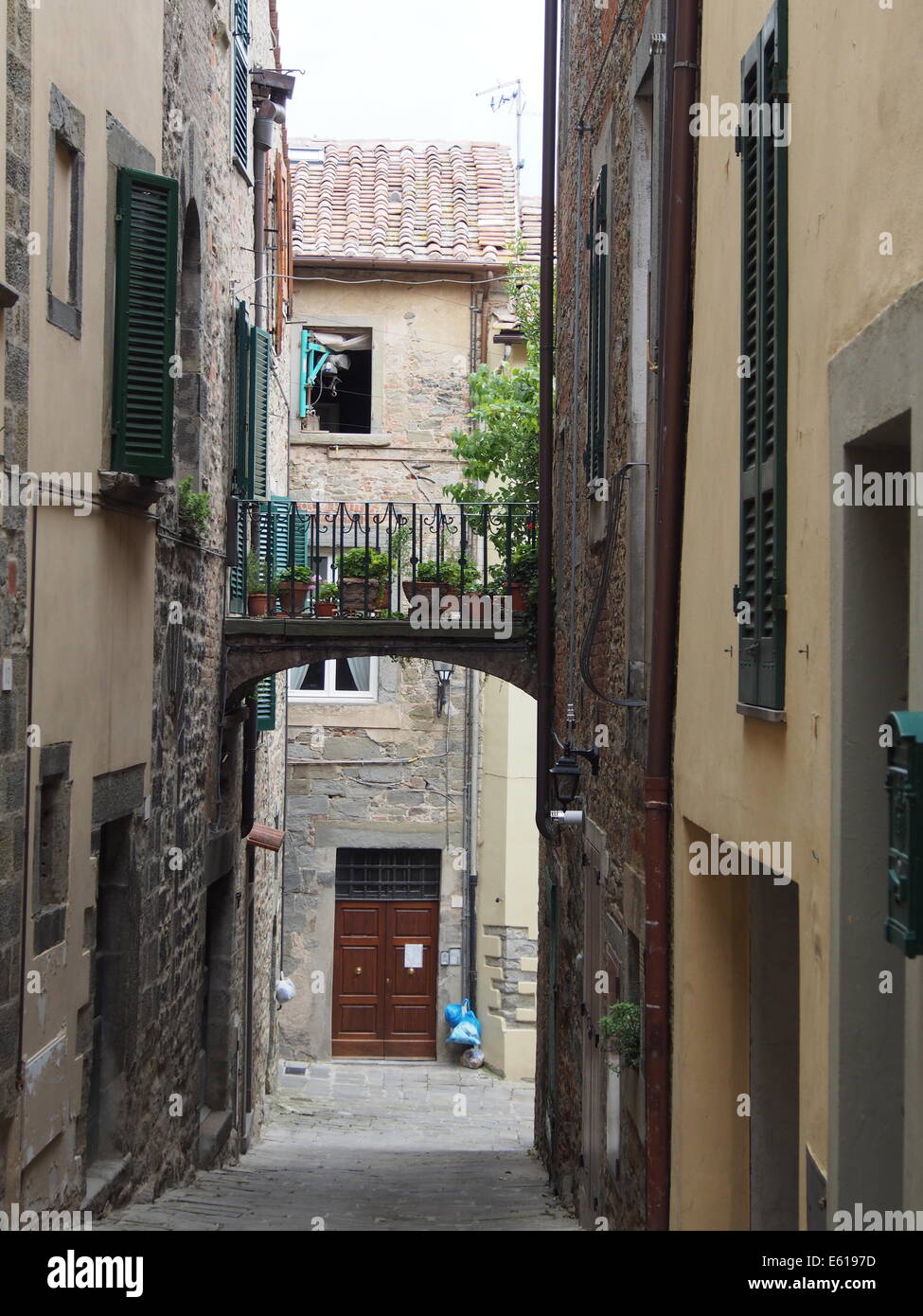 Photo looking down a narrow alley in Italy Stock Photo - Alamy