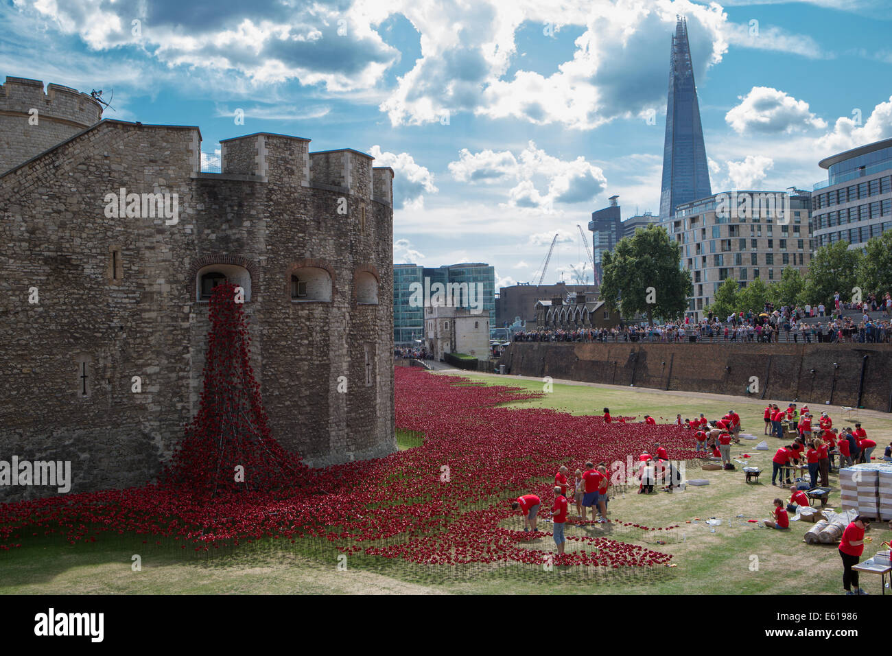 Blood Swept Lands and Seas of Red by Tom Piper. The 2014 poppy memorial ...