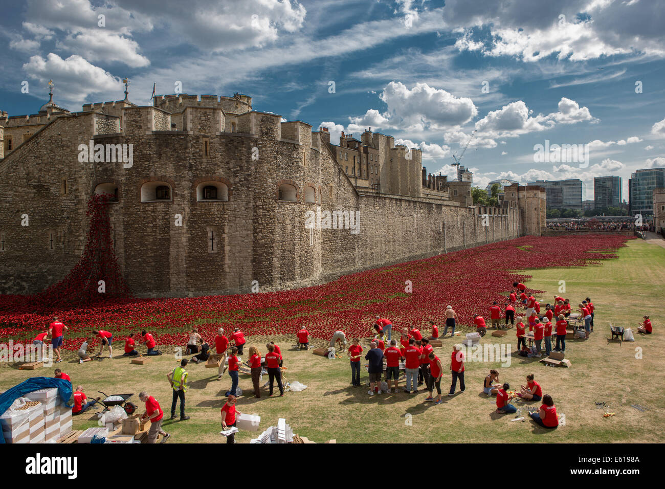 Blood Swept Lands and Seas of Red by Tom Piper. The 2014 poppy memorial ...