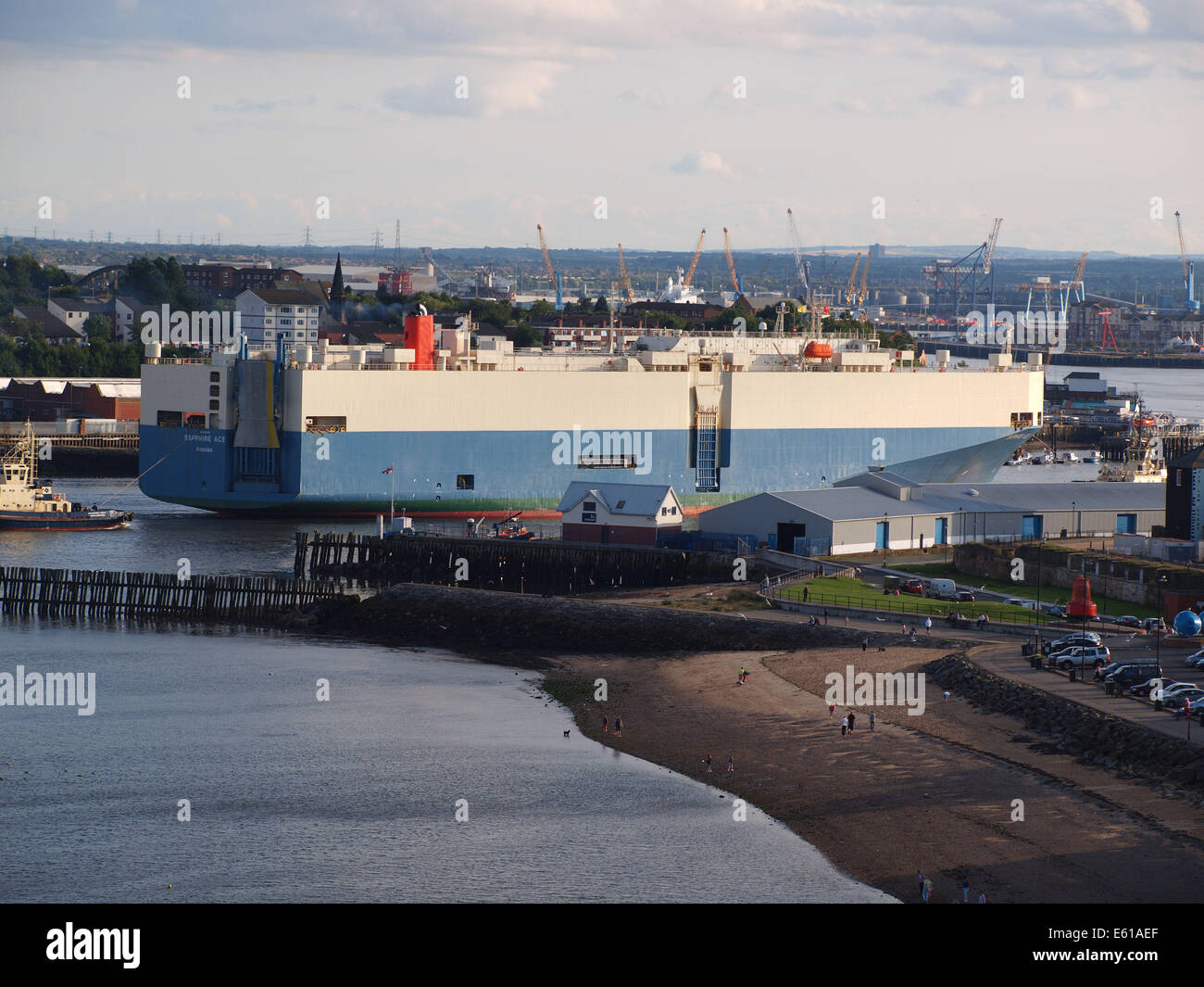 The 45796ton Matsui-OSK Line 'Sapphire Ace' entering the river Tyne and ...