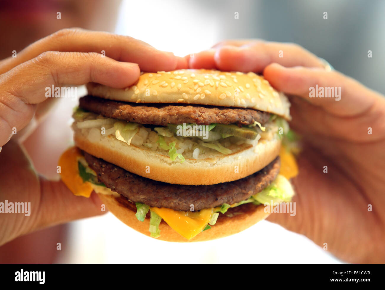 Hands holding burger hi-res stock photography and images - Alamy