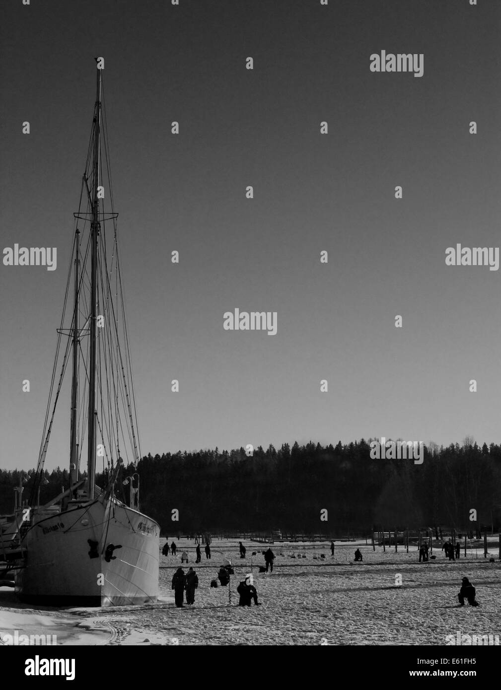 Ship stuck in ice hi-res stock photography and images - Alamy