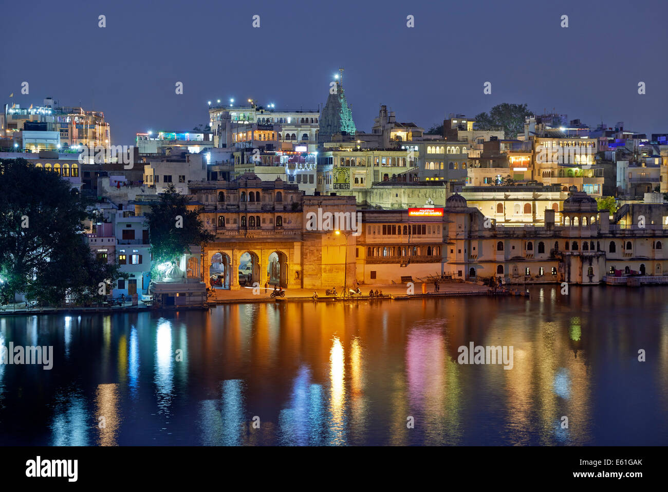 Night view city palace udaipur hi-res stock photography and images - Alamy
