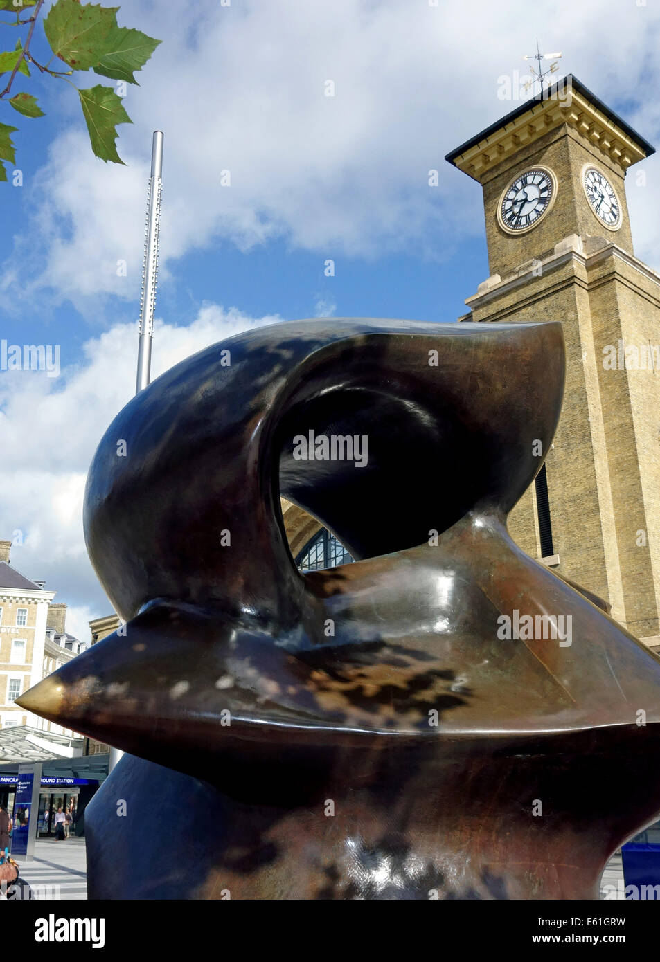 Henry moore sculpture london hi-res stock photography and images - Alamy
