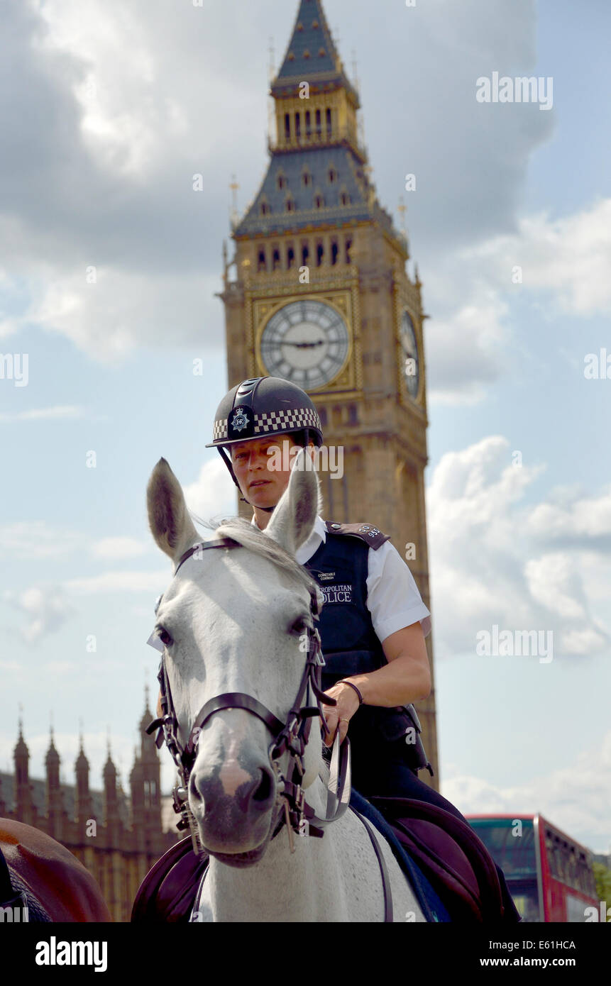 Mounted police woman hi-res stock photography and images - Alamy