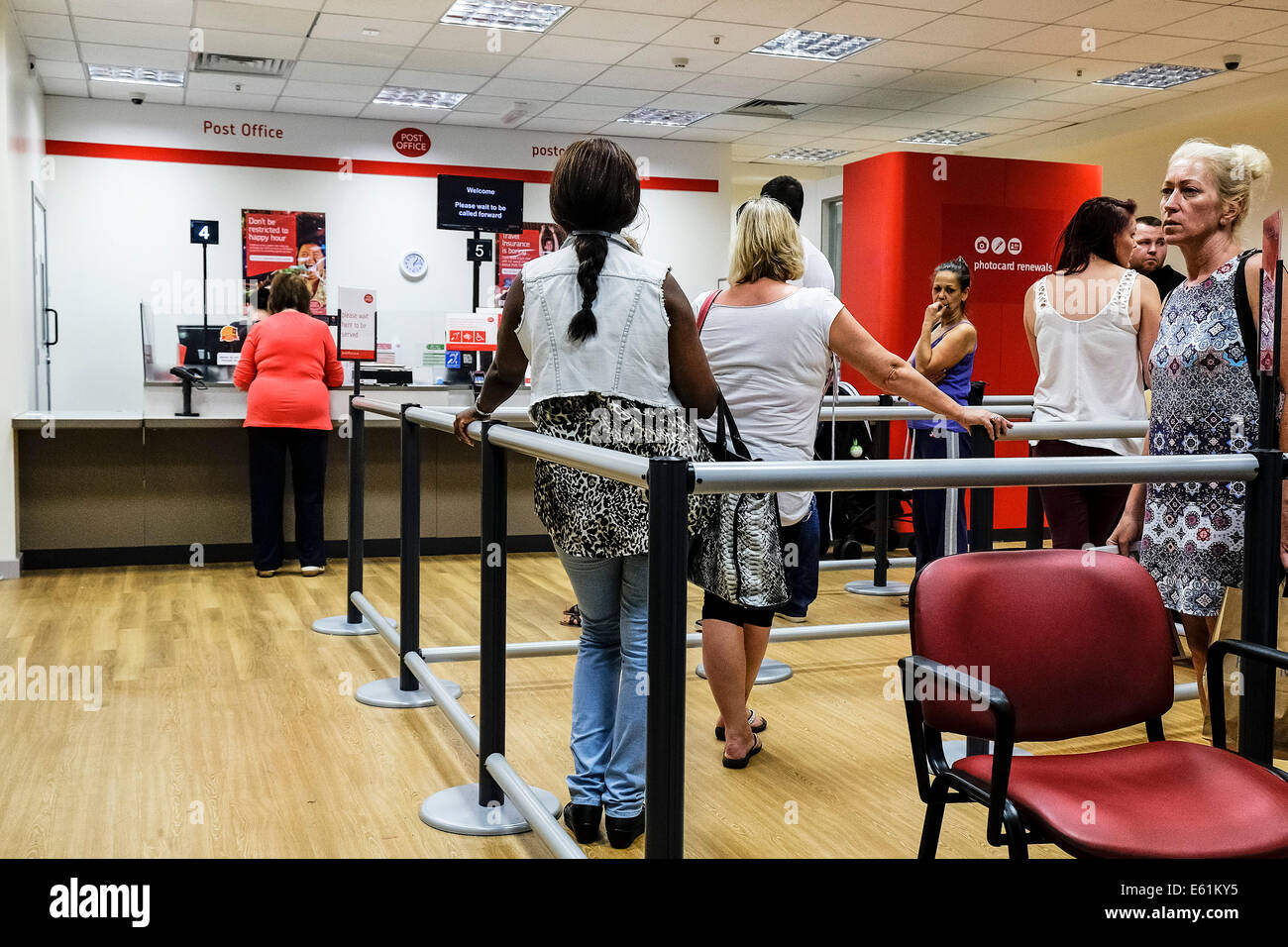 Queue of people office hi-res stock photography and images - Alamy