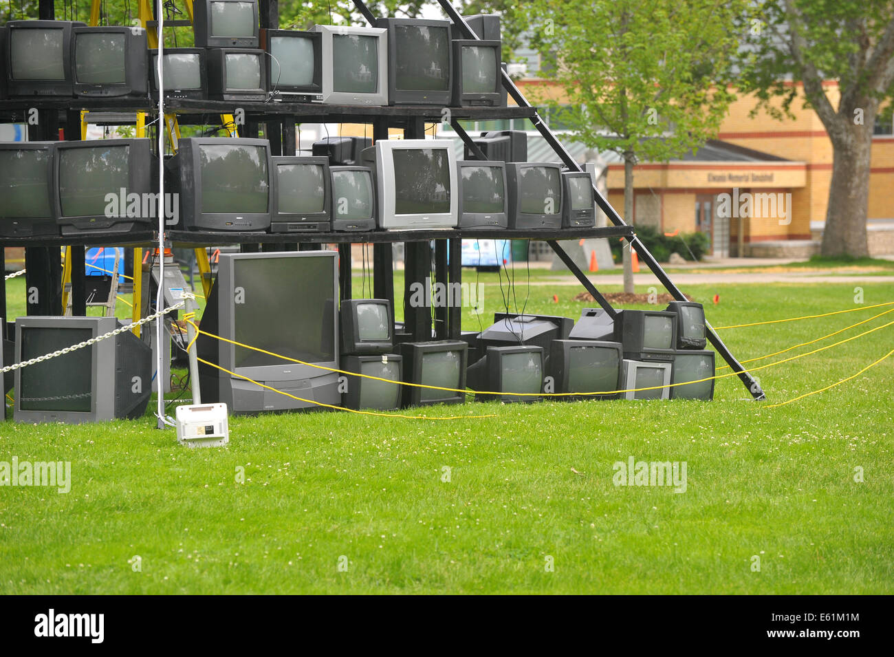 Television screens pile hi-res stock photography and images - Alamy