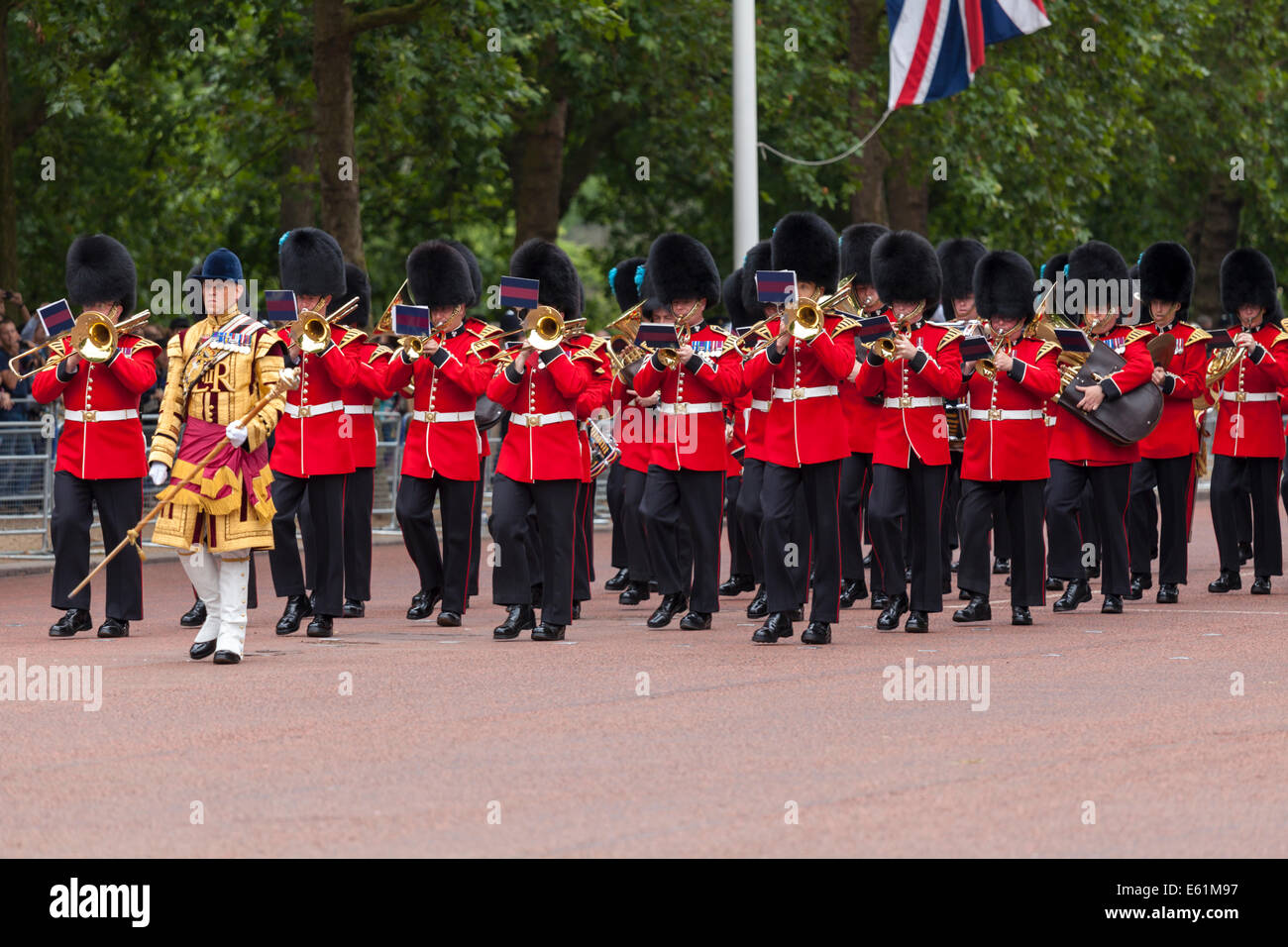 Marching band color guard hi-res stock photography and images - Alamy