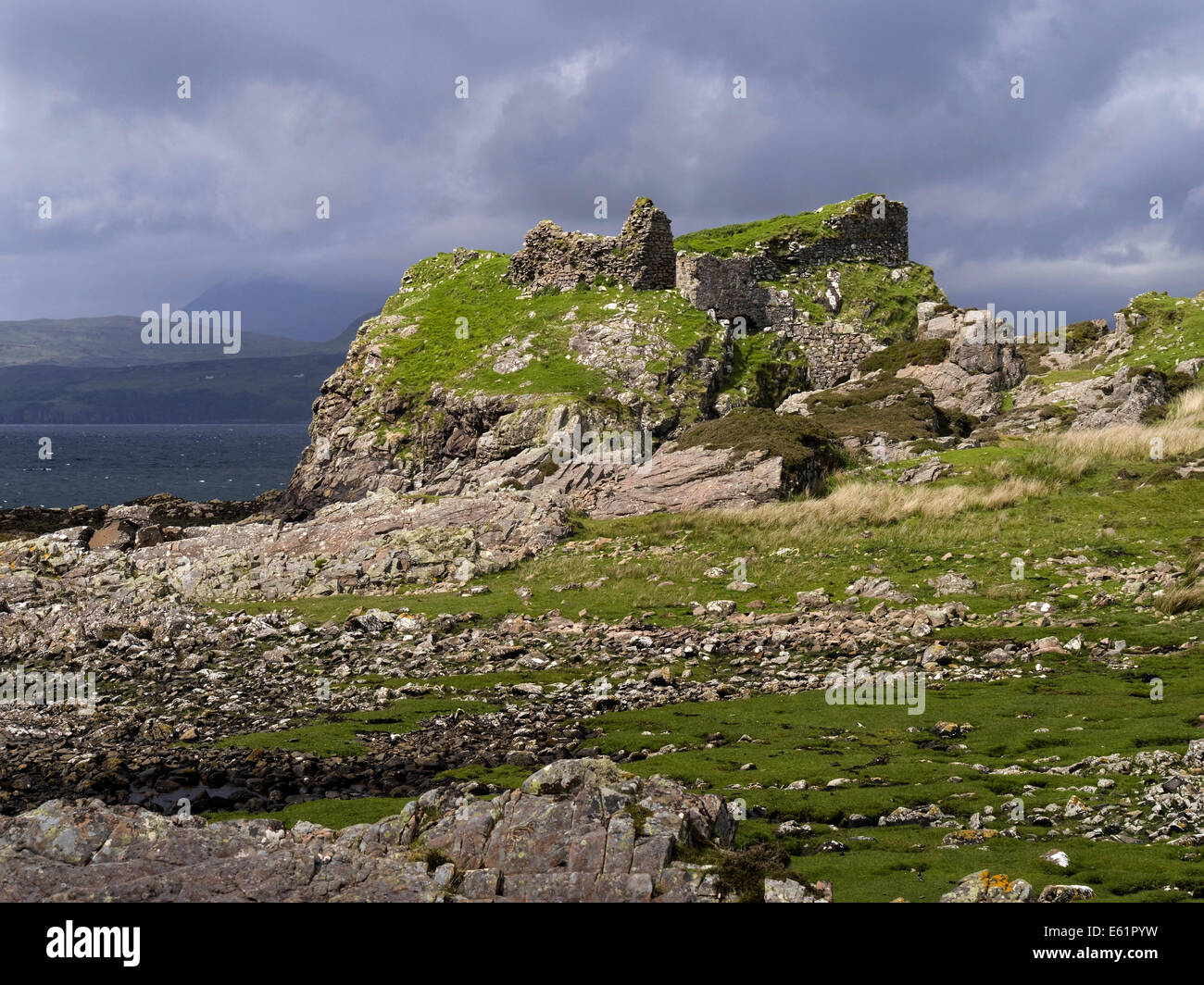 Scottish castle ruins hi-res stock photography and images - Alamy