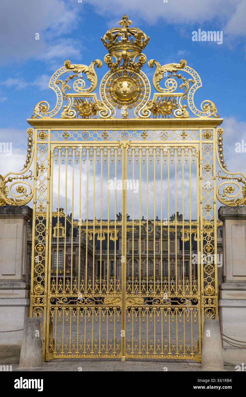 Chateau de versailles palace entrance hi-res stock photography and ...