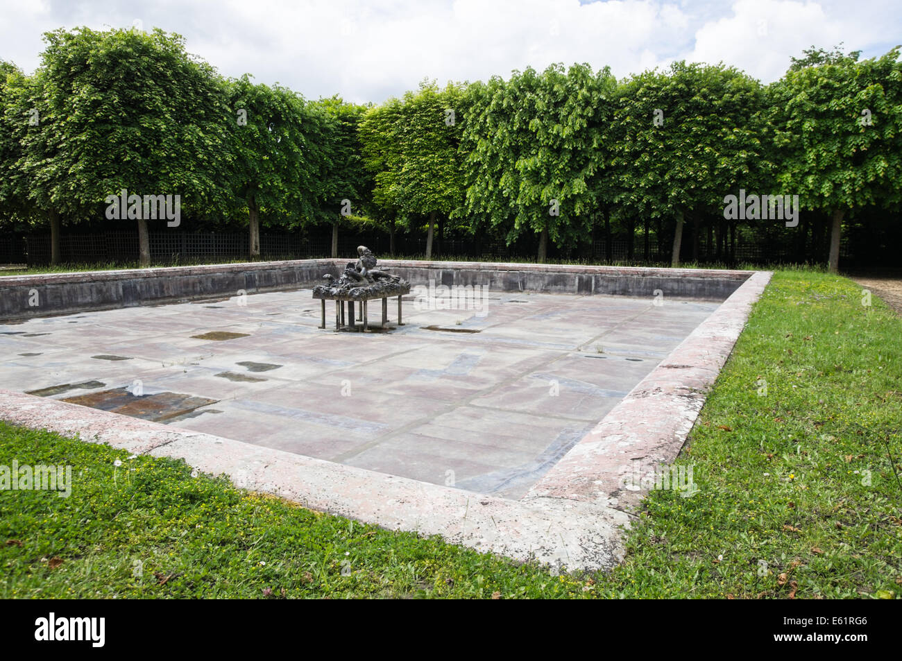 Empty fountain hi-res stock photography and images - Alamy