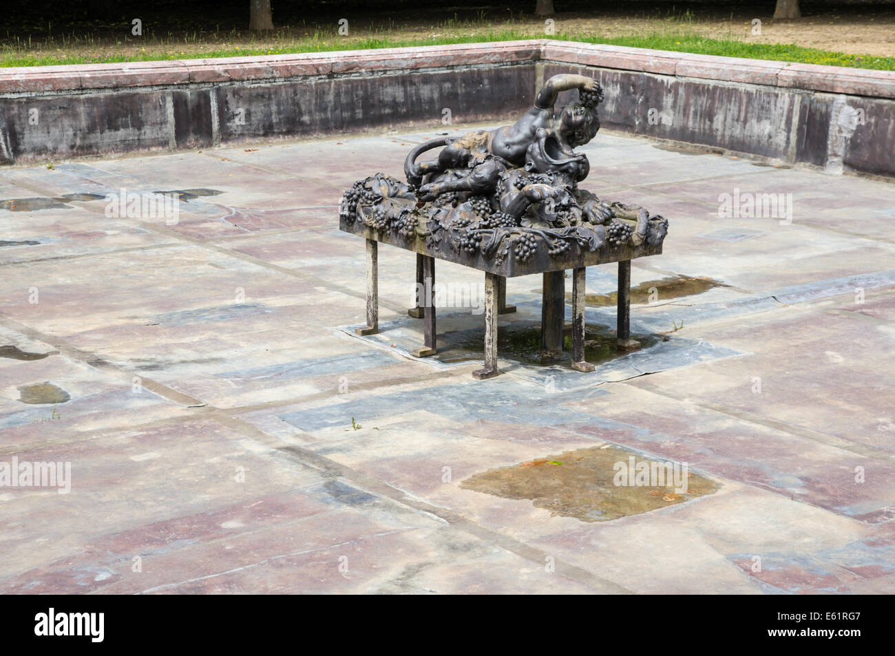Empty fountain hi-res stock photography and images - Alamy