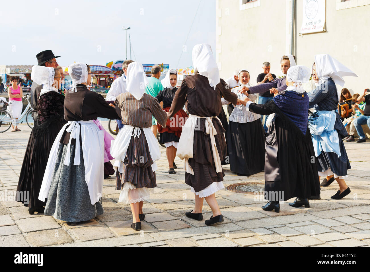 LE CROISIC, FRANCE - JULY 26, 2014: group amateurs in native dresses ...