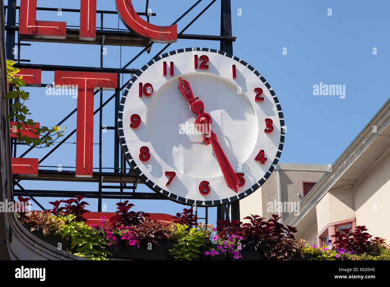 Iconic clock hi-res stock photography and images - Alamy