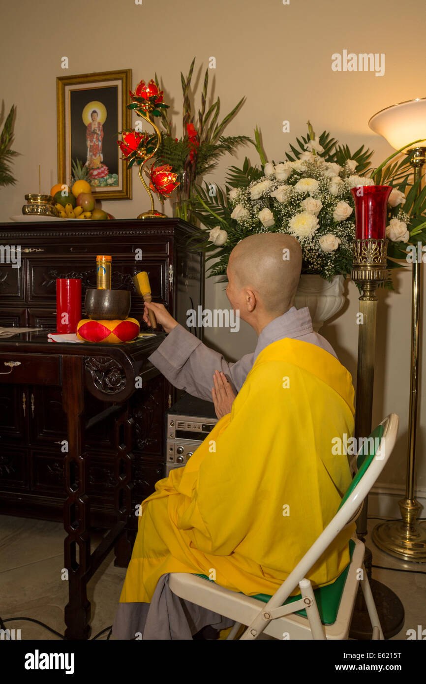 Mourner at funeral hi-res stock photography and images - Alamy