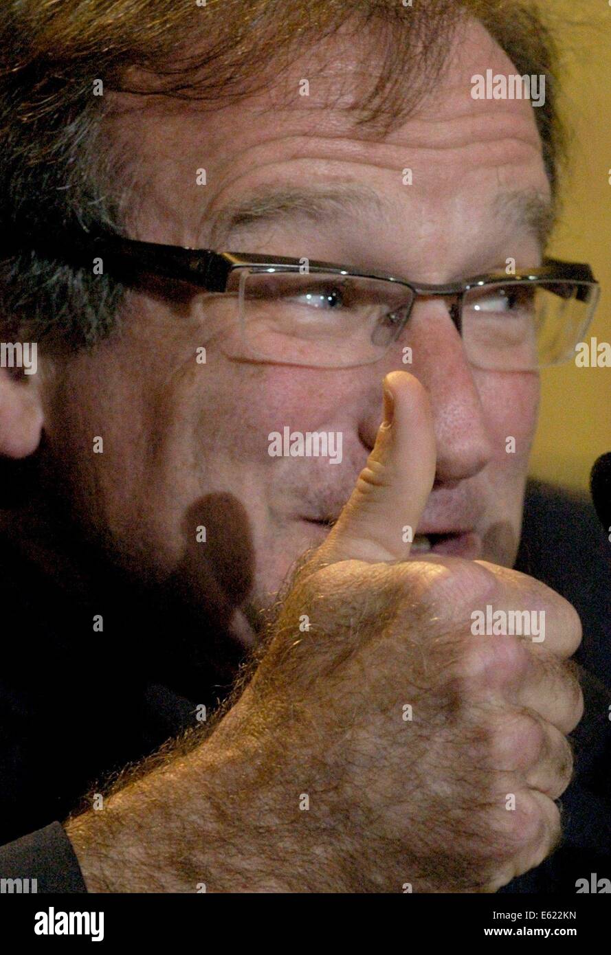 (dpa) US actor Robin Williams gives the thumbs-up sign on a press ...