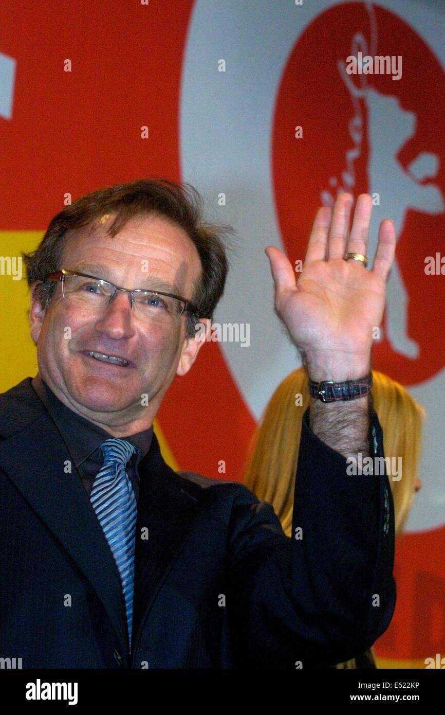(dpa) US actor Robin Williams waves to the crowd shortly befor a press ...
