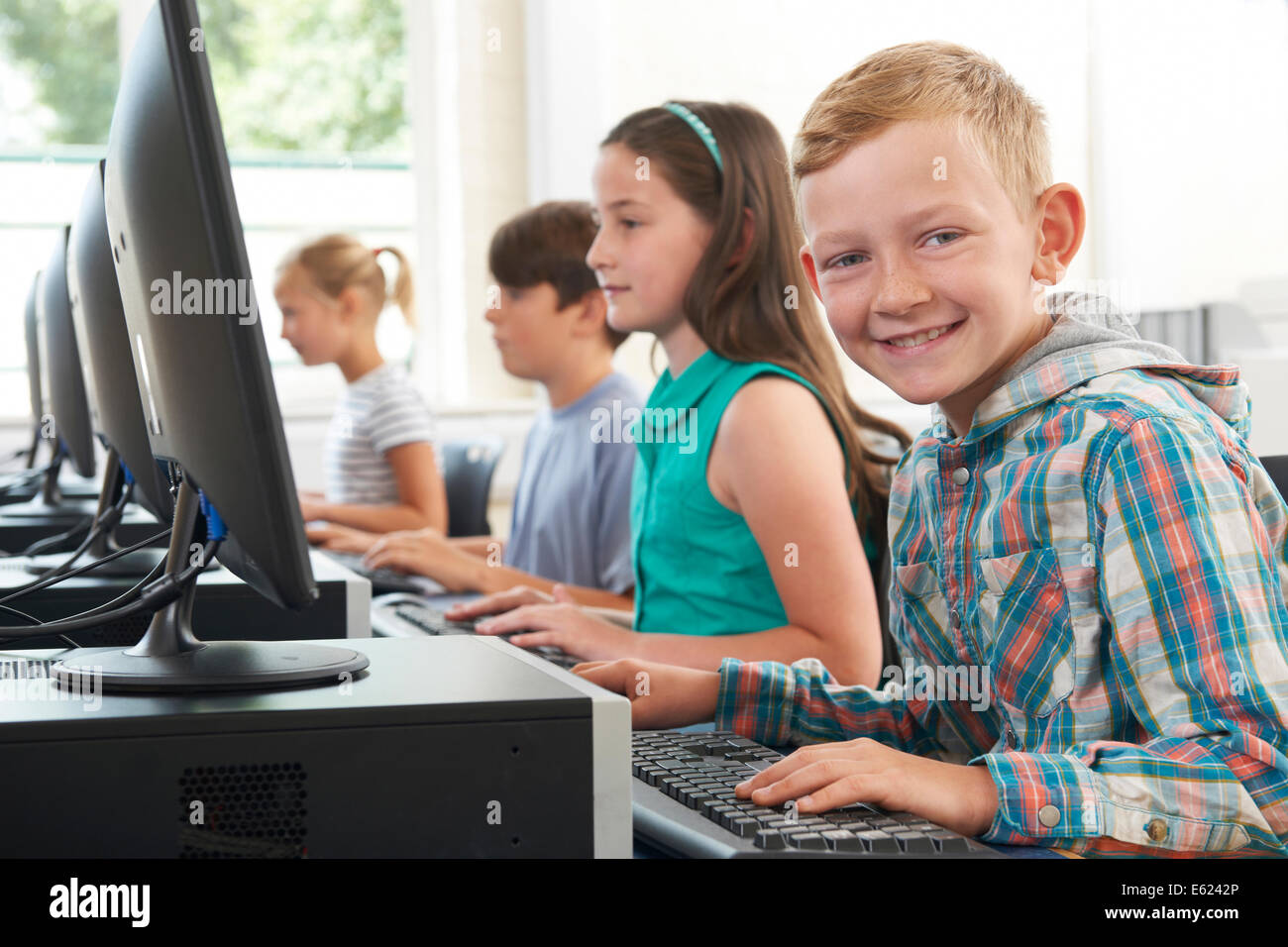 Group Of Elementary School Children In Computer Class Stock Photo - Alamy