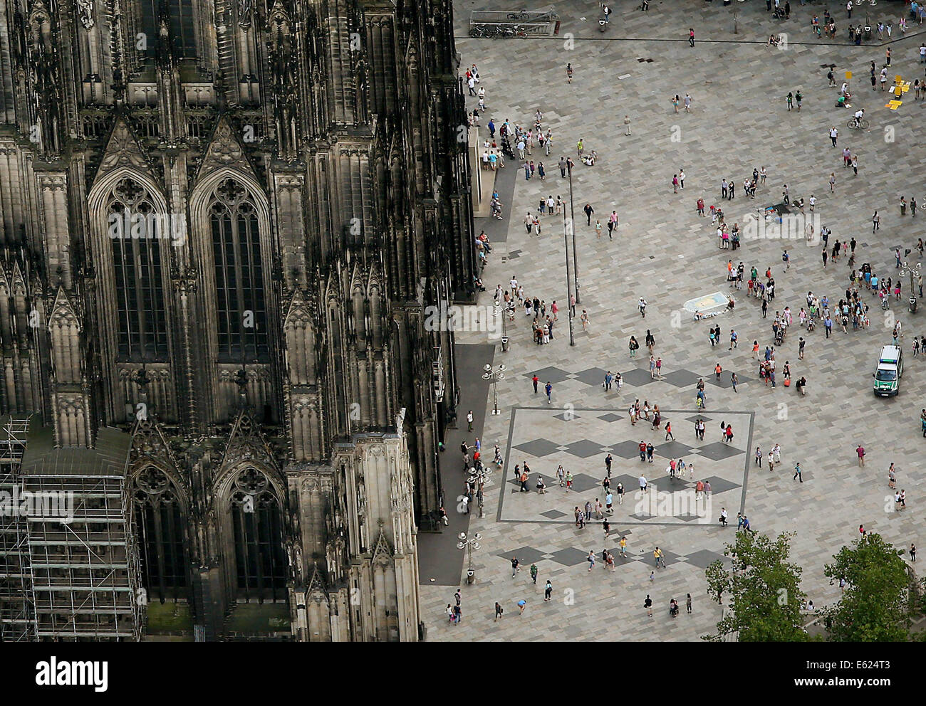 Cologne, Germany. 01st Aug, 2014. People walk across the square apssing ...