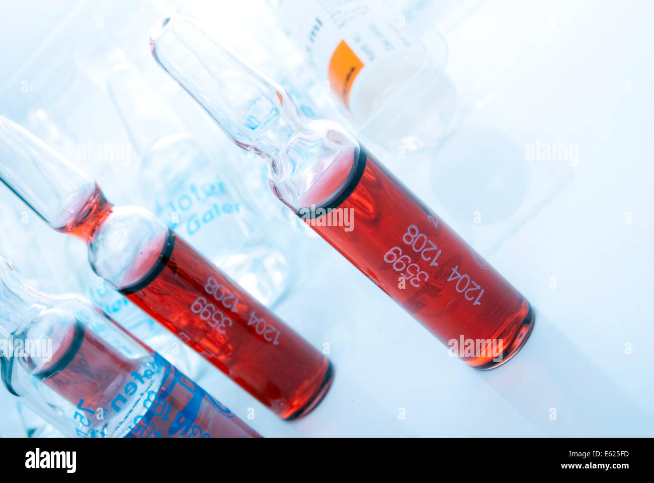 Medical ampules hi-res stock photography and images - Alamy