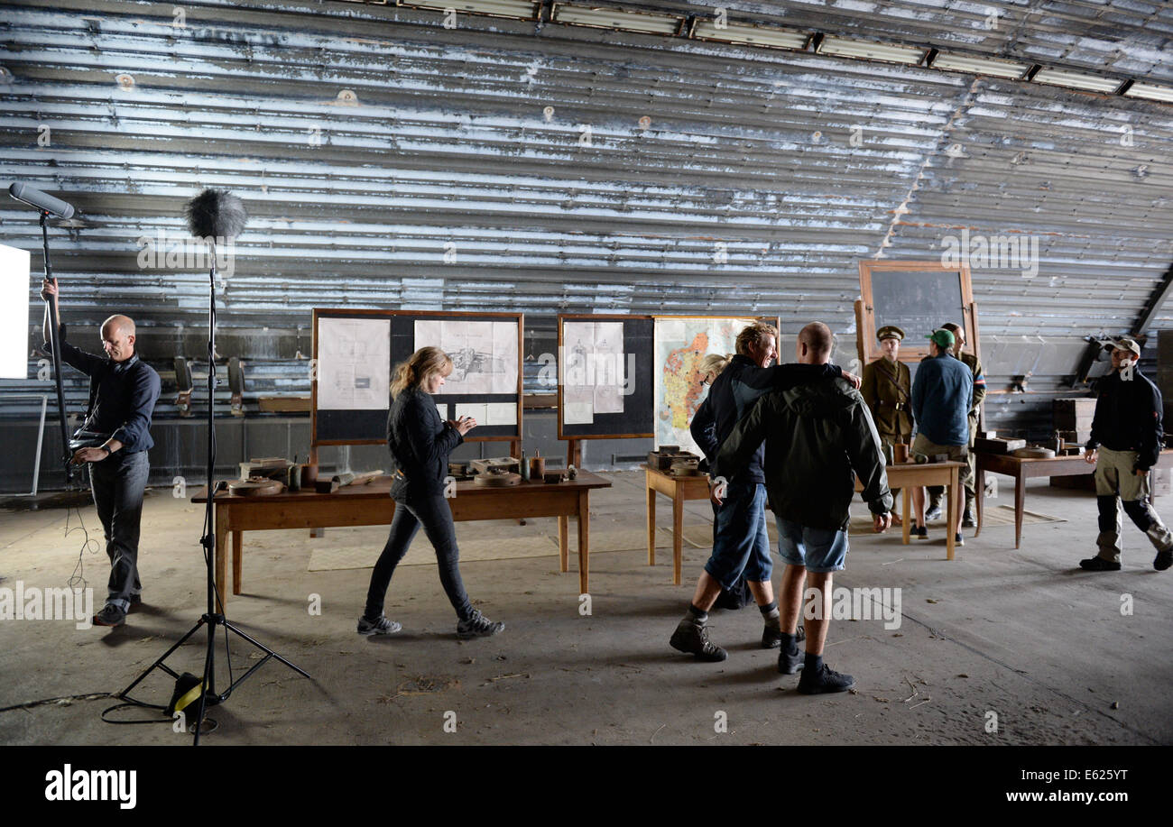 Leck, Germany. 11th Aug, 2014. Extras and film technicians are pictured ...