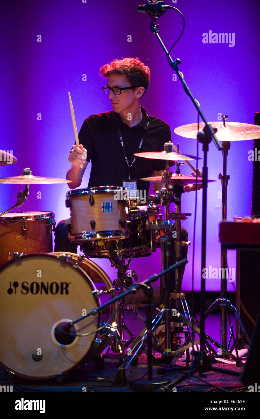 Drummer on stage hi-res stock photography and images - Alamy