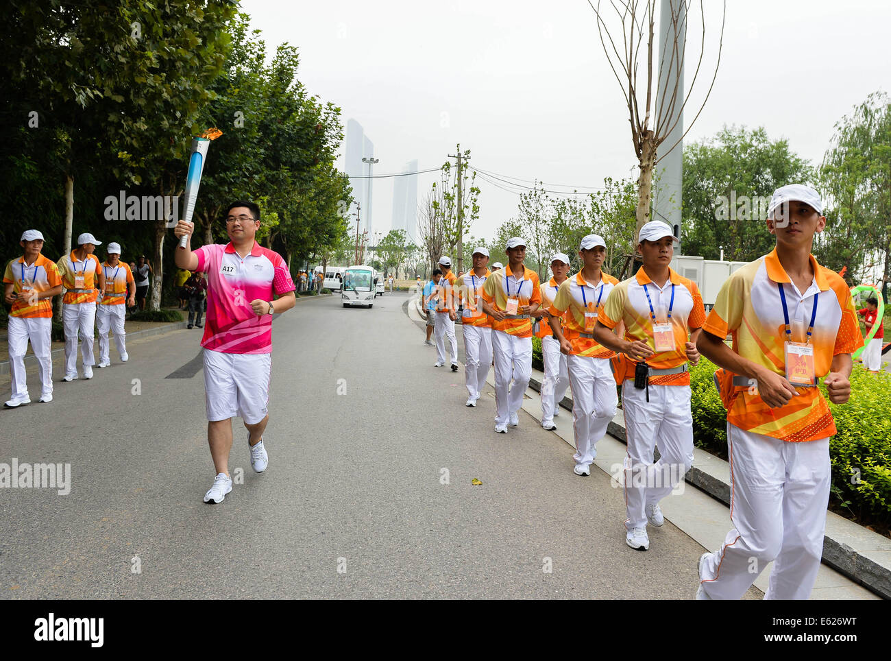 (140812) -- NANJING, Aug.12, 2014(Xinhua) -- Torch bearer Zhang Haoran ...