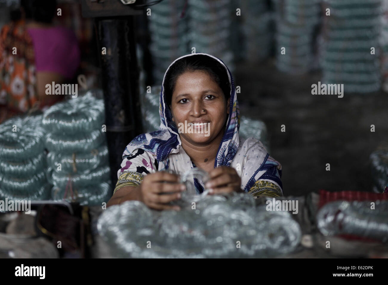 Dhaka, Bangladesh. 12th Aug, 2014. Women work with hazardous condition ...