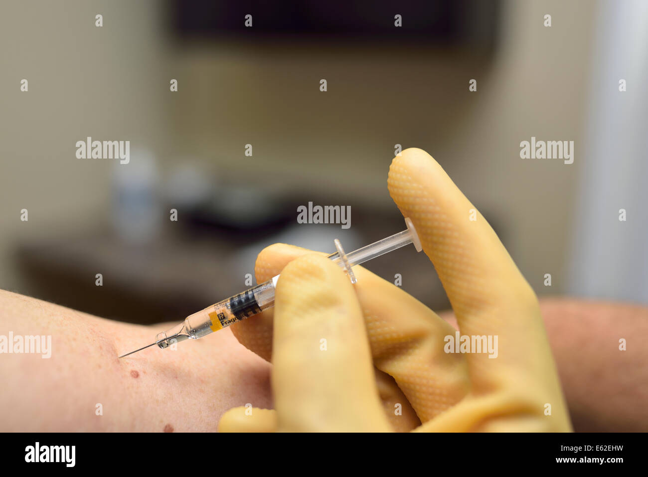 Needle in arm hi-res stock photography and images - Alamy
