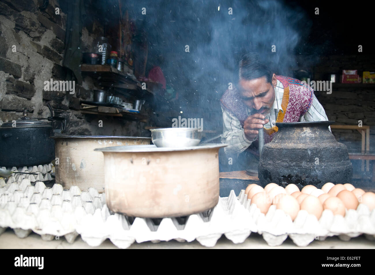 A chaiwala preparing fresh Chai at a roadside dhaba in India Stock ...