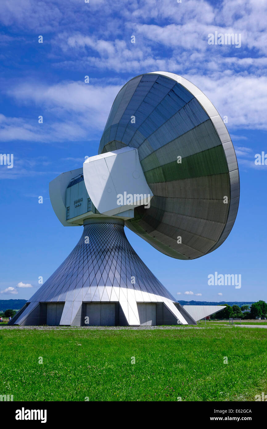 Dish aerial raisting earth station hi-res stock photography and images ...