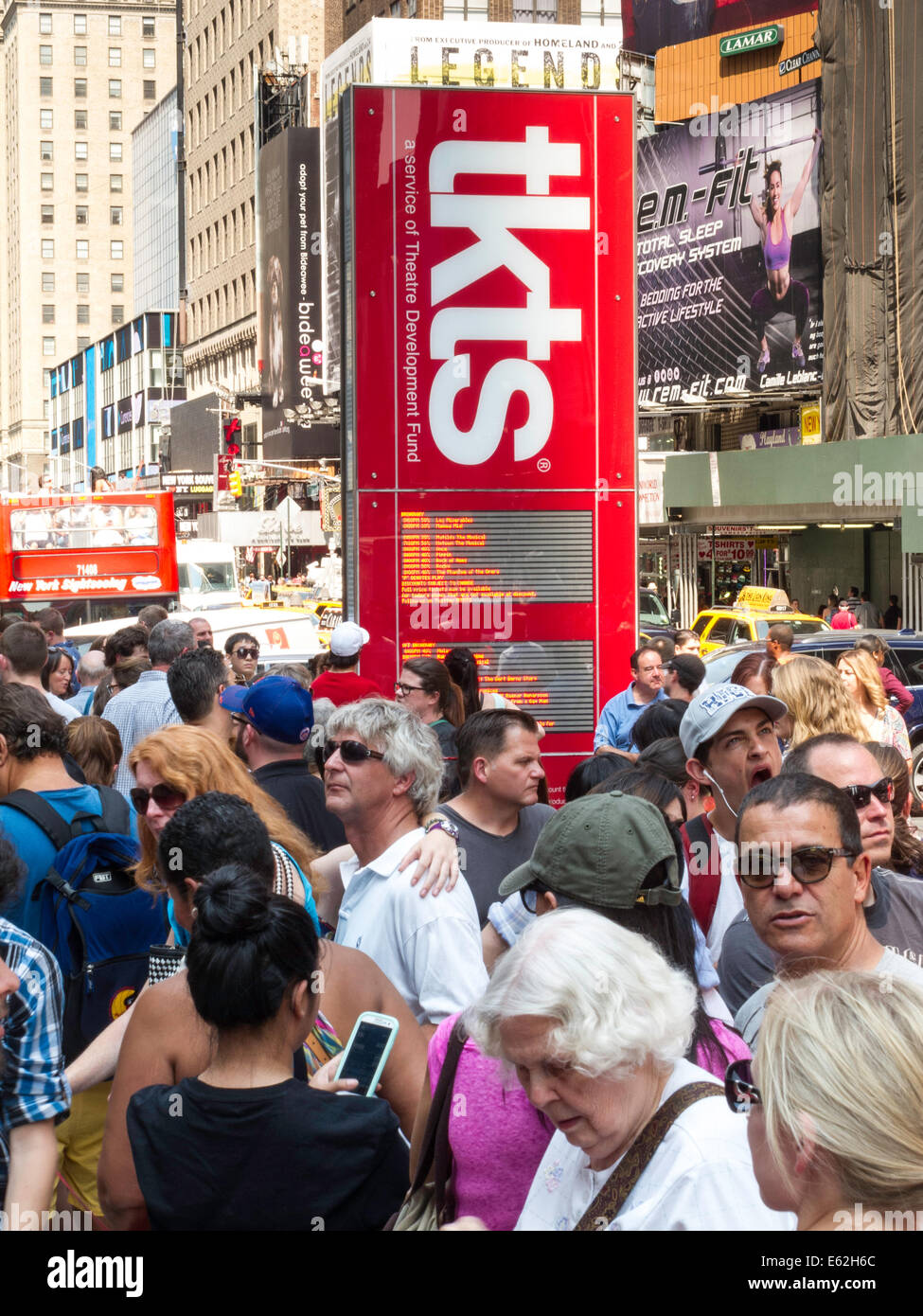 Times square tkts discount tickets hi-res stock photography and images ...
