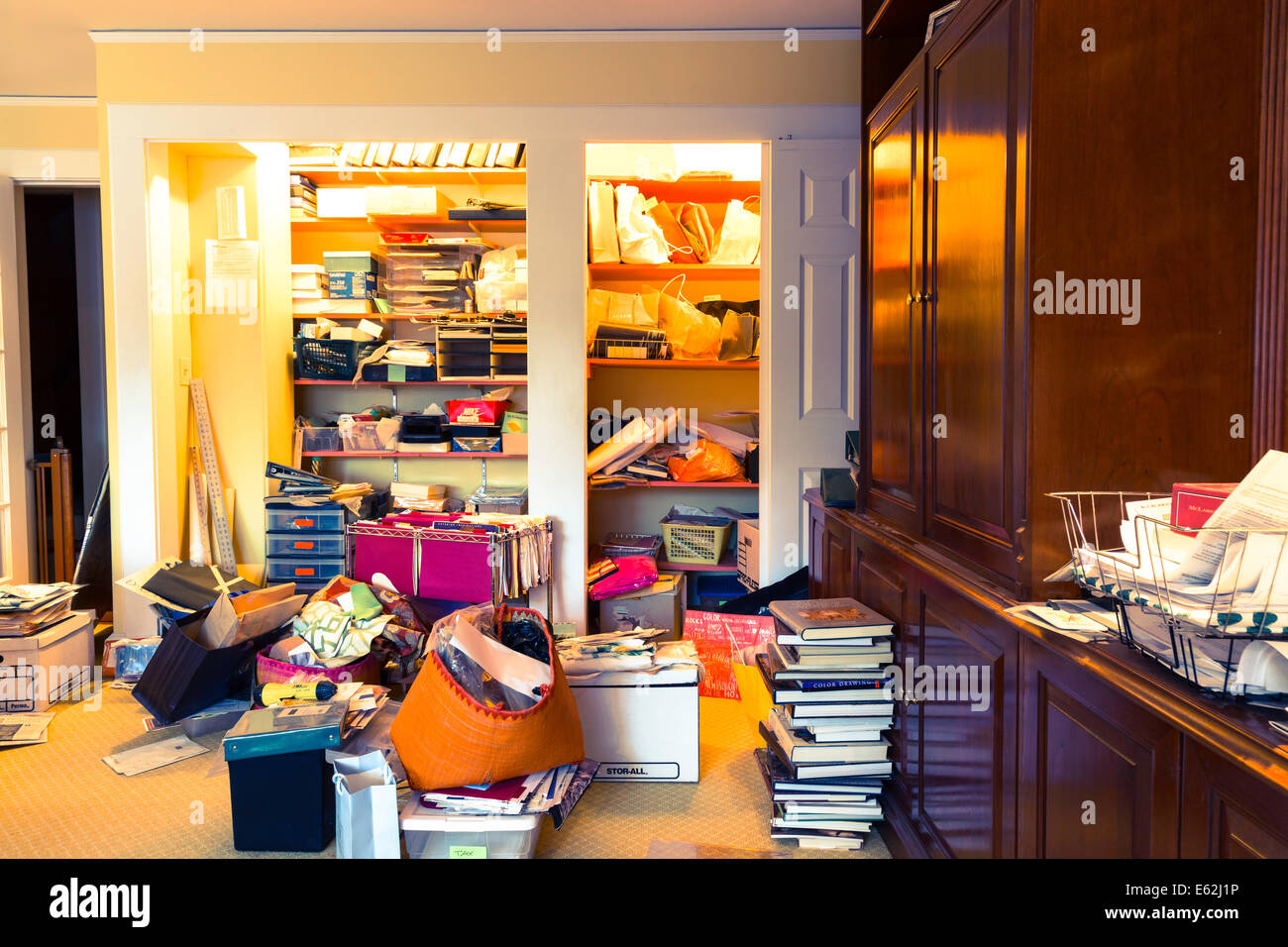 Messy office piles files hi-res stock photography and images - Alamy