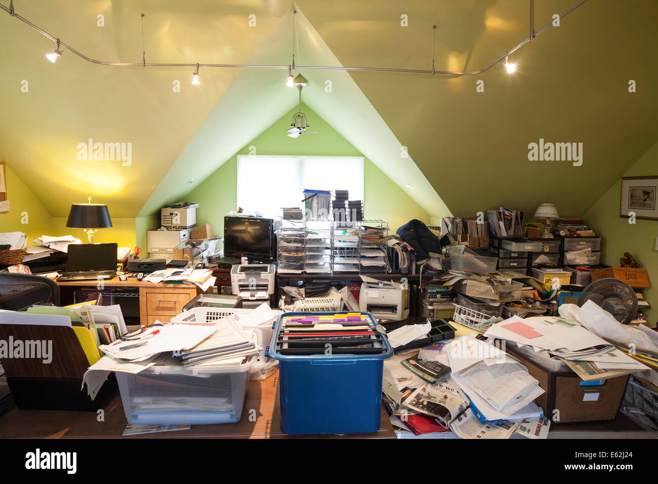 Messy office piles files hi-res stock photography and images - Alamy