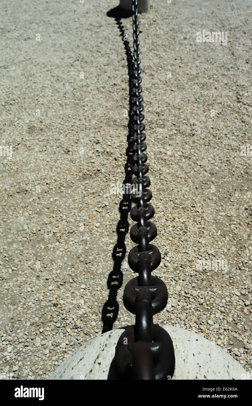 Chain links shadow hi-res stock photography and images - Alamy