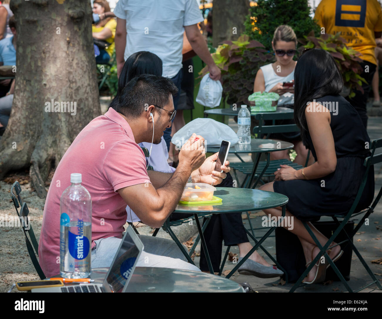 Lunch hour nyc hi-res stock photography and images - Alamy